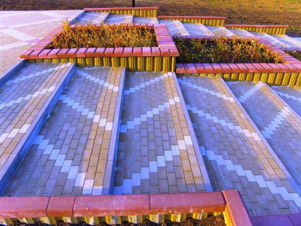 Ступени из тротуарной плитки: для крыльца и не только